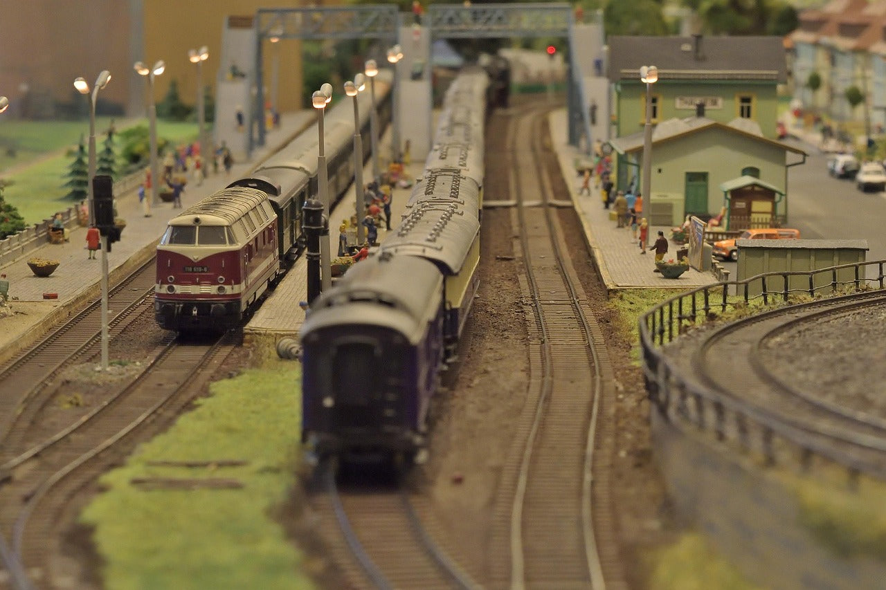 Which Model Train Scale for Your Layout? HO vs N vs O Scale Explained ...